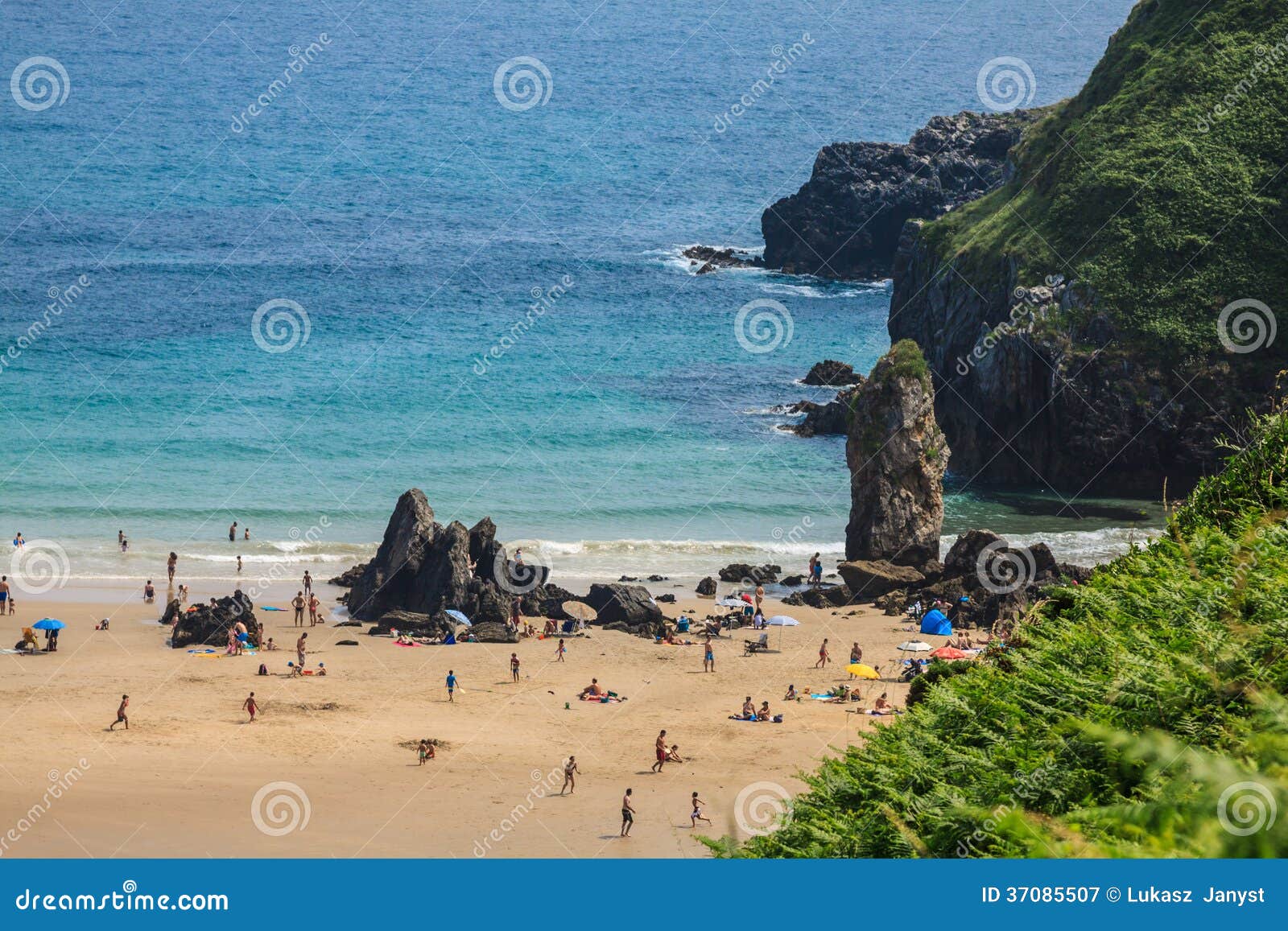 Playa, Gente, De Pechon, Cantabriaja, Imagen de archivo - Imagen de ...