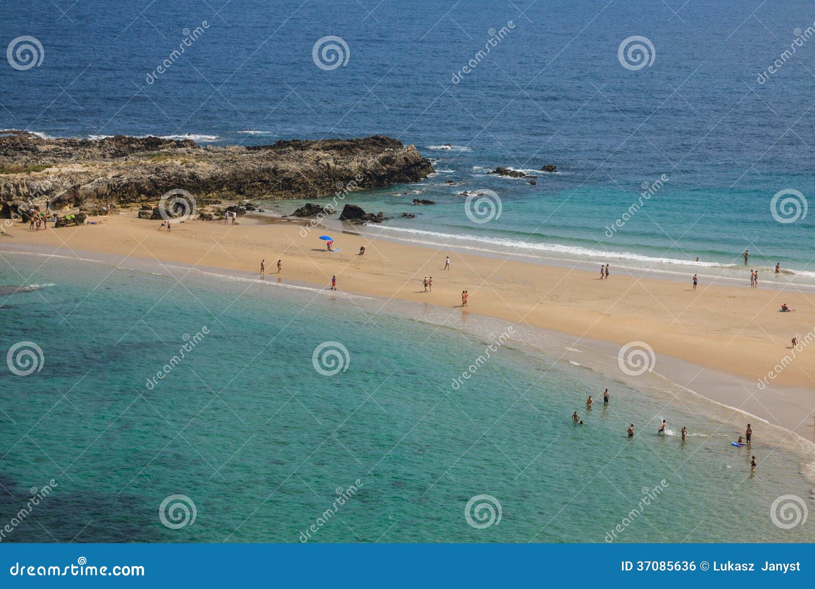 Playa, Gente, De Pechon, Cantabriaja, Foto de archivo - Imagen de ...