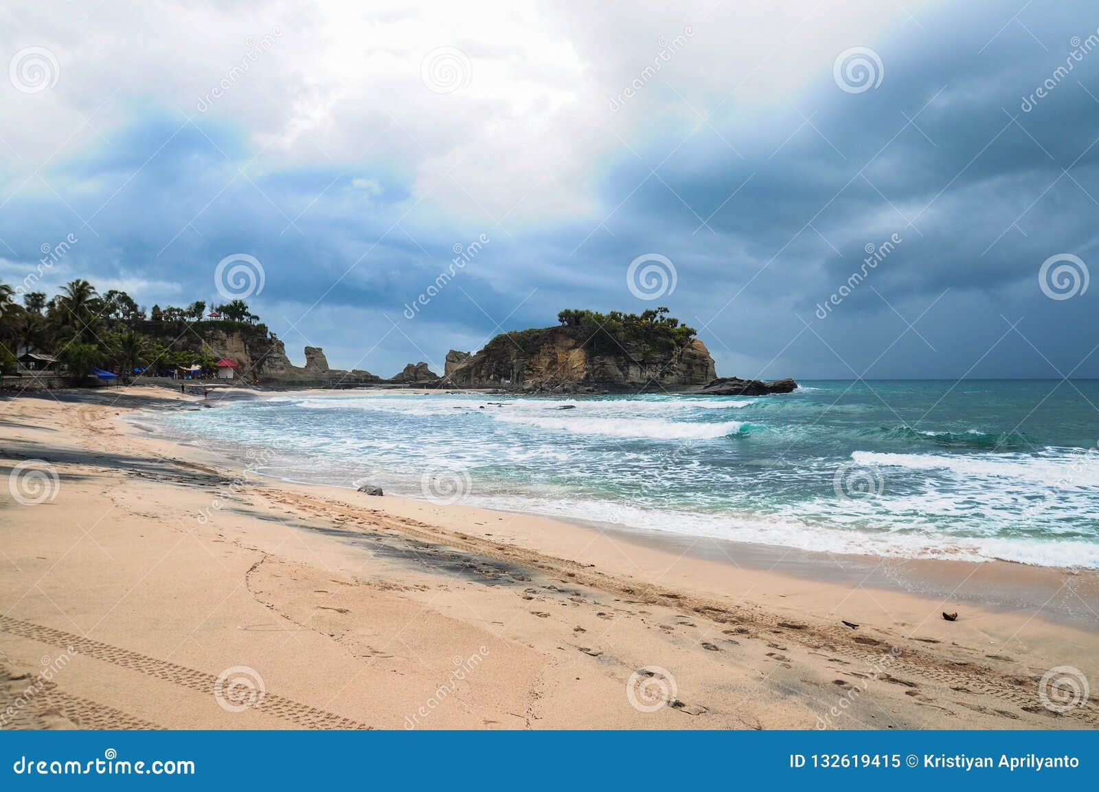 Playa Klayar Hermosa, Java Oriental, Indonesia Imagen de archivo ...
