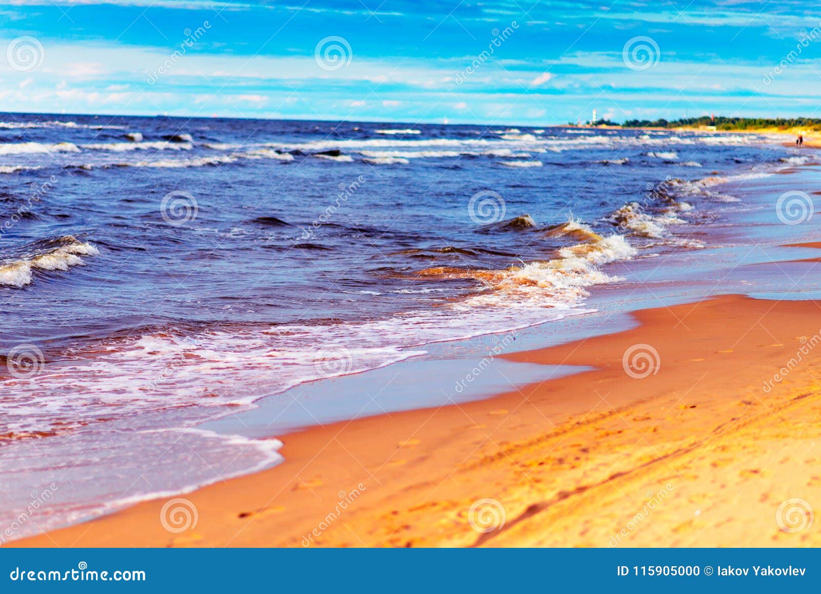 Playa, Mar Claro Y Cielo Azul Foto de archivo - Imagen de claro, nubes ...