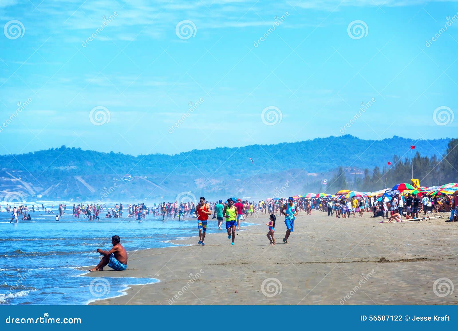 Playa Ocupada En Olon, Ecuador Fotografía editorial - Imagen de orilla ...
