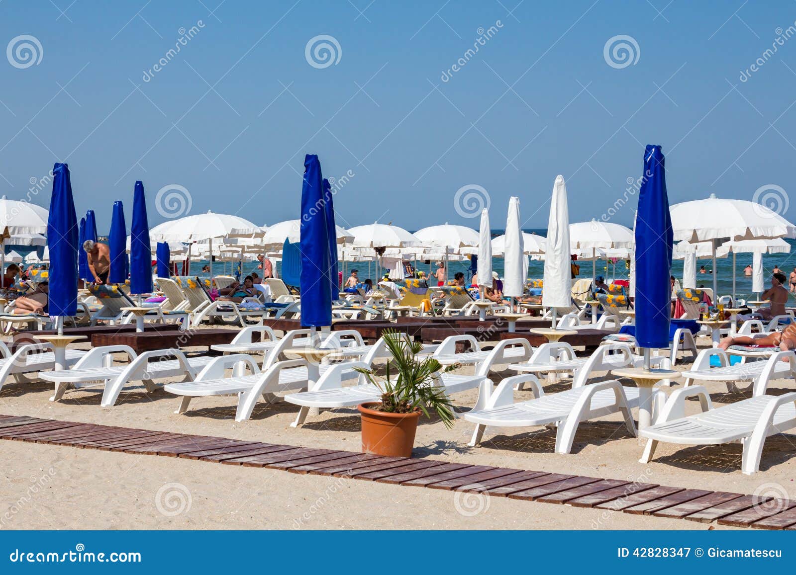 Playa privada en Mamaia fotografía editorial. Imagen de hotel - 42828347