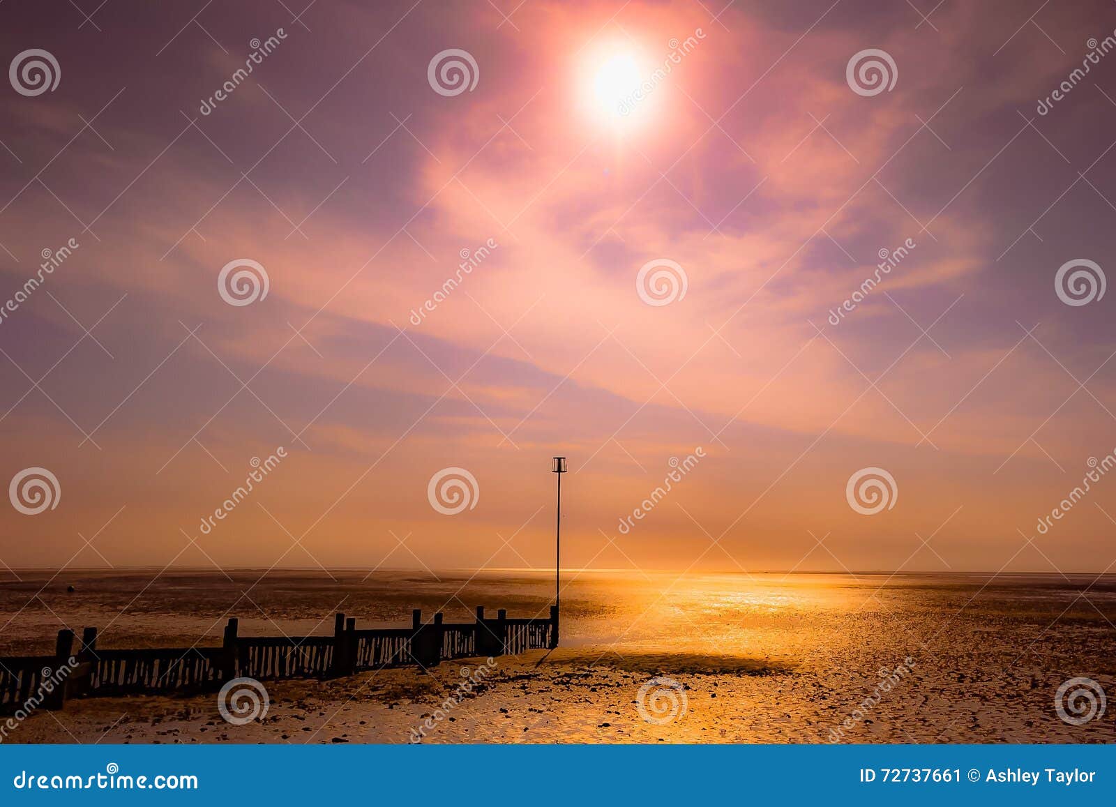 Playa Que Brilla Intensamente Imagen de archivo - Imagen de tomado ...