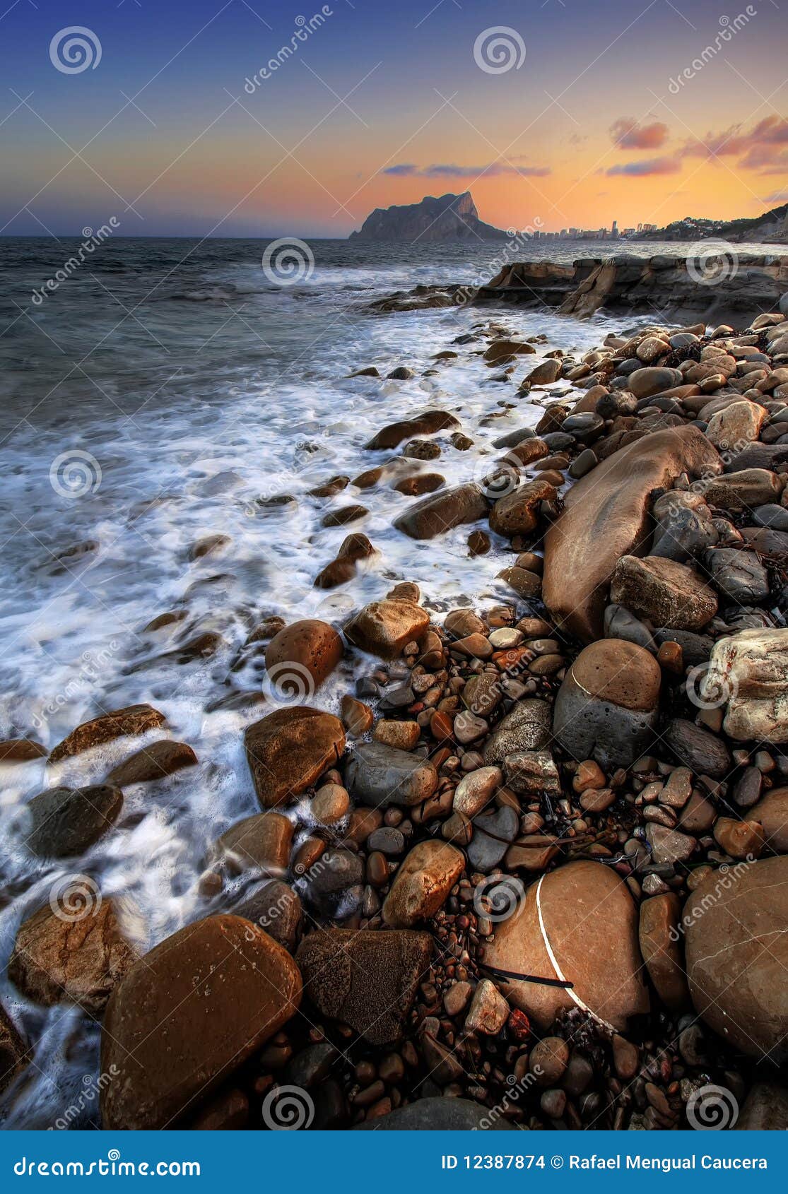 Playa rocosa foto de archivo. Imagen de sunset, onda - 12387874