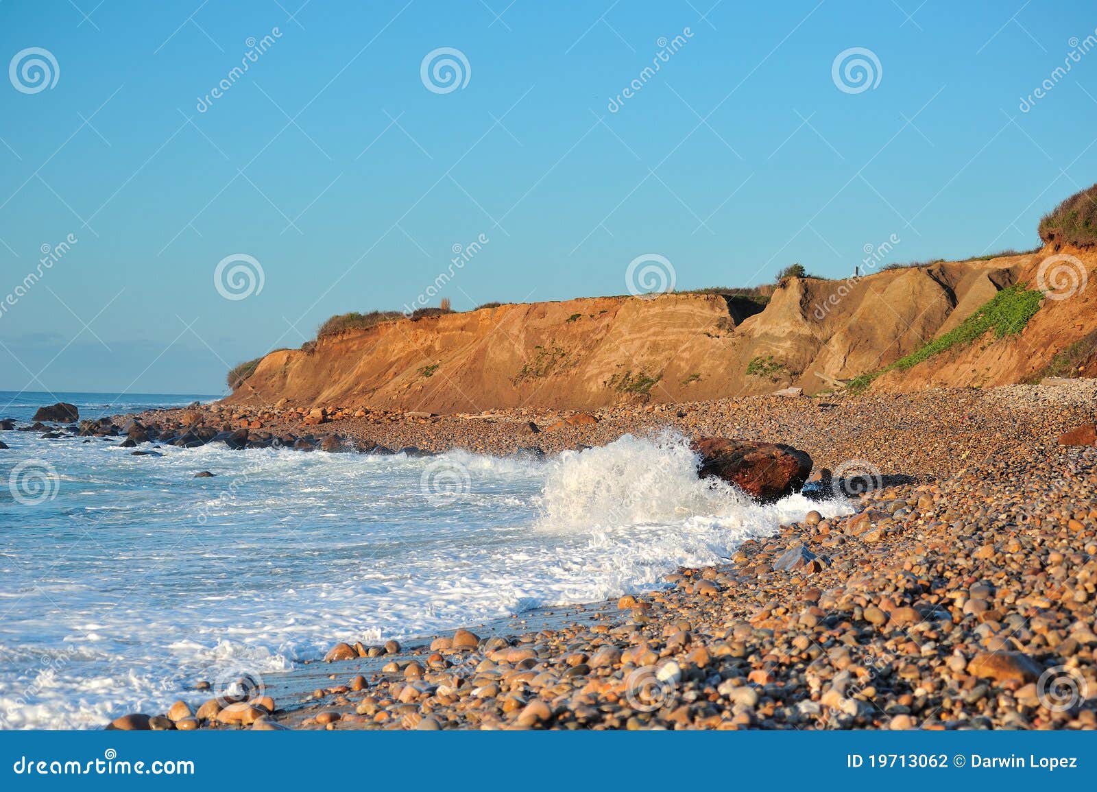 Playa rocosa foto de archivo. Imagen de agua, acantilado - 19713062