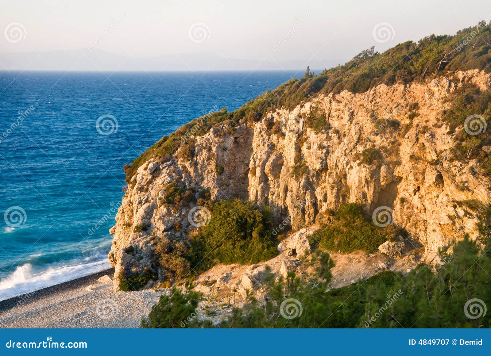 Playa rocosa imagen de archivo. Imagen de playa, cubo - 4849707