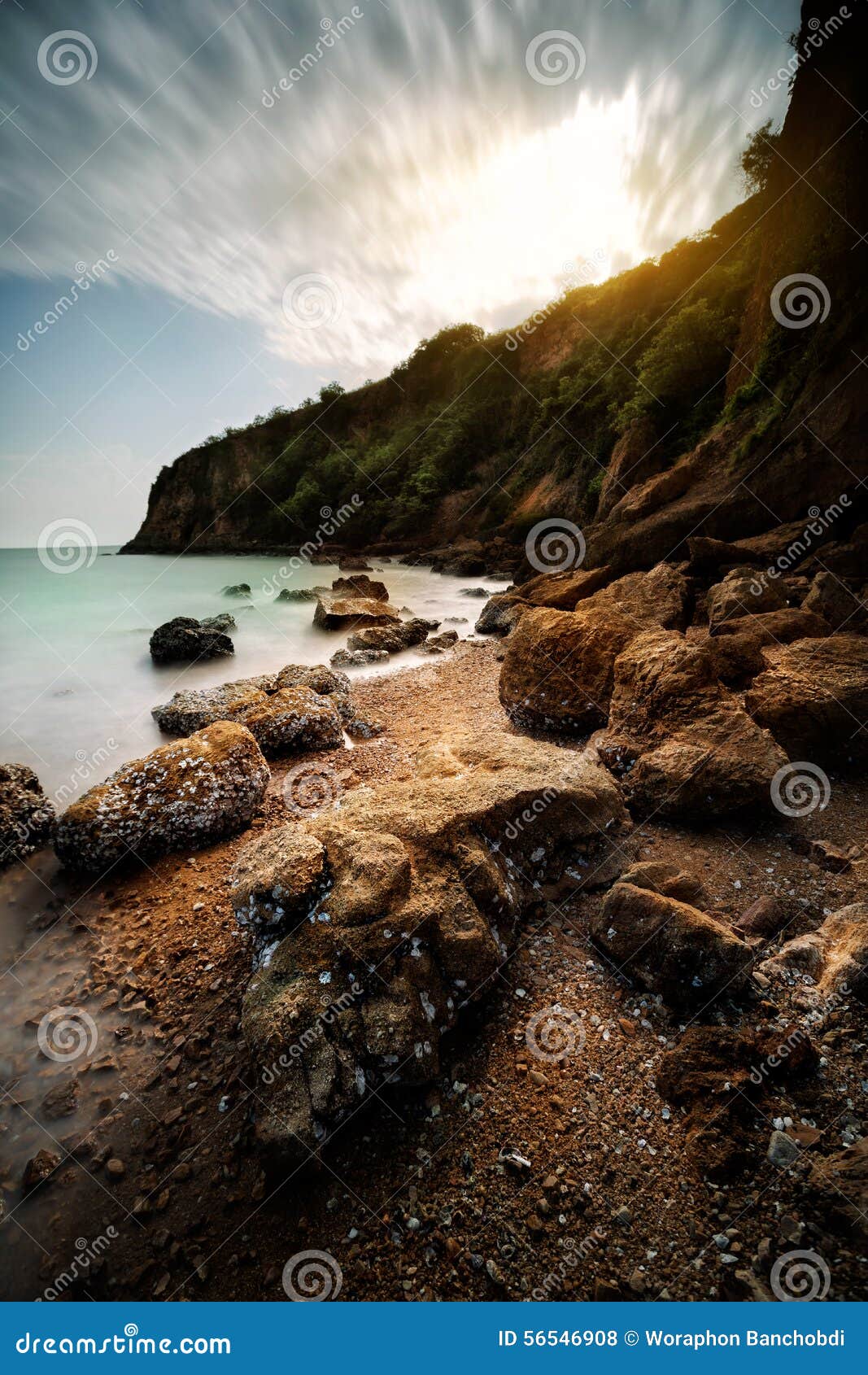 Playa rocosa foto de archivo. Imagen de roca, océano - 56546908