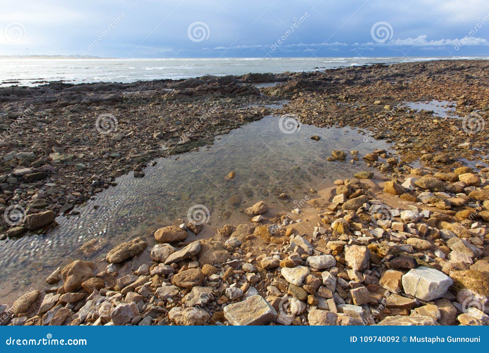 Playa Rocosa Cielo Con Las Nubes Foto de archivo - Imagen de océano ...
