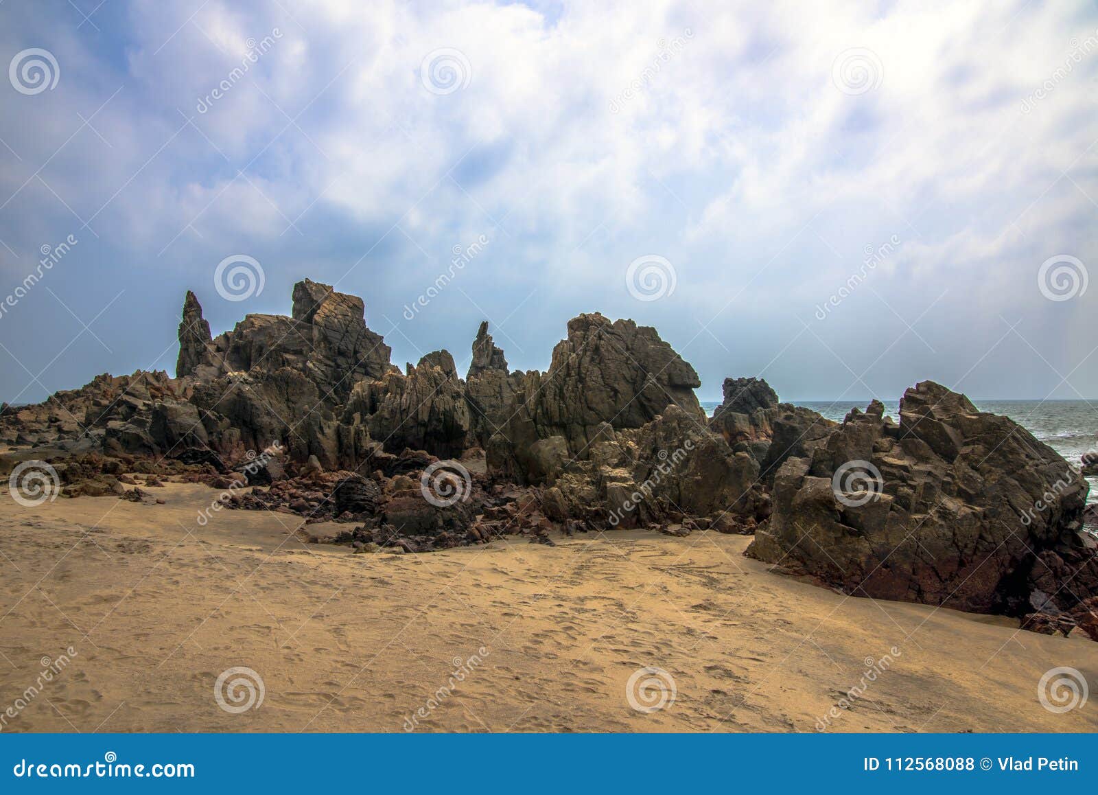 Playa Rocosa De La Belleza En Soleado Foto de archivo - Imagen de ...