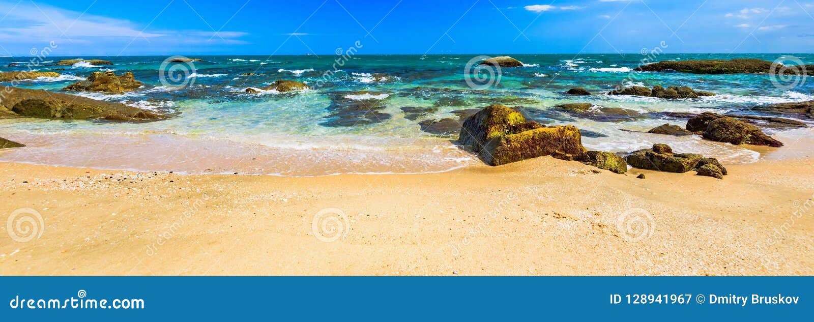 Playa rocosa de la costa imagen de archivo. Imagen de fondo - 128941967