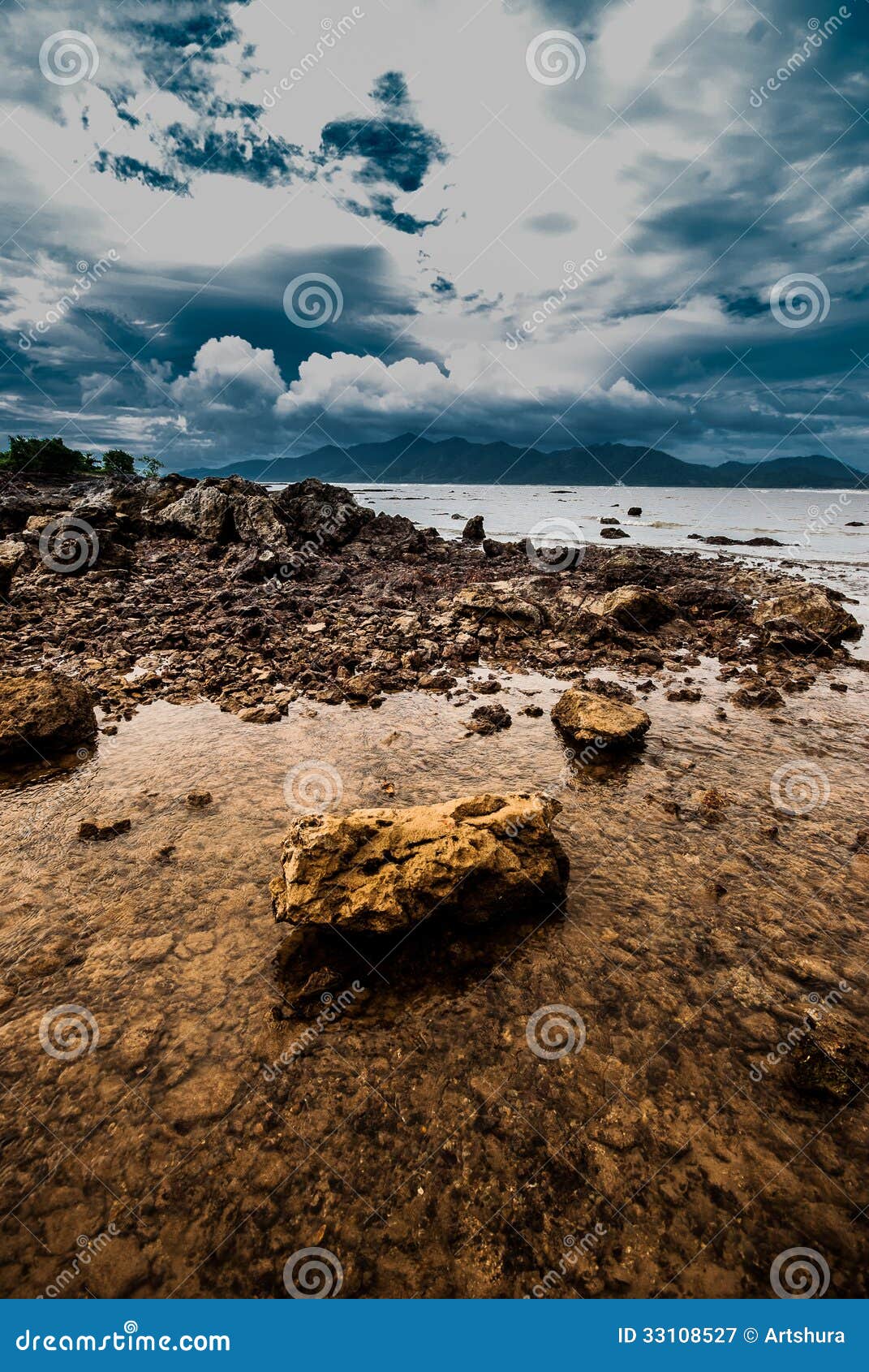 Playa rocosa e isla imagen de archivo. Imagen de costa - 33108527