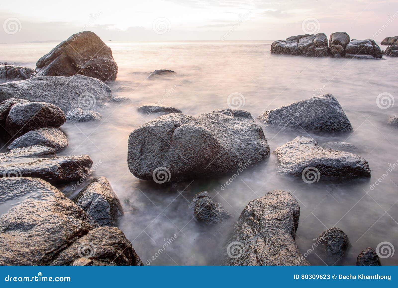 Playa Rocosa En La Isla De Munnorkn Imagen de archivo - Imagen de playa ...