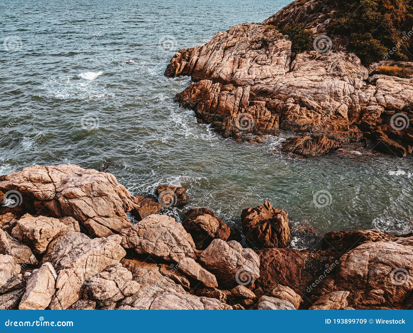 Playa Rocosa Y Mar Ondulado Imagen de archivo - Imagen de agua, rocas ...