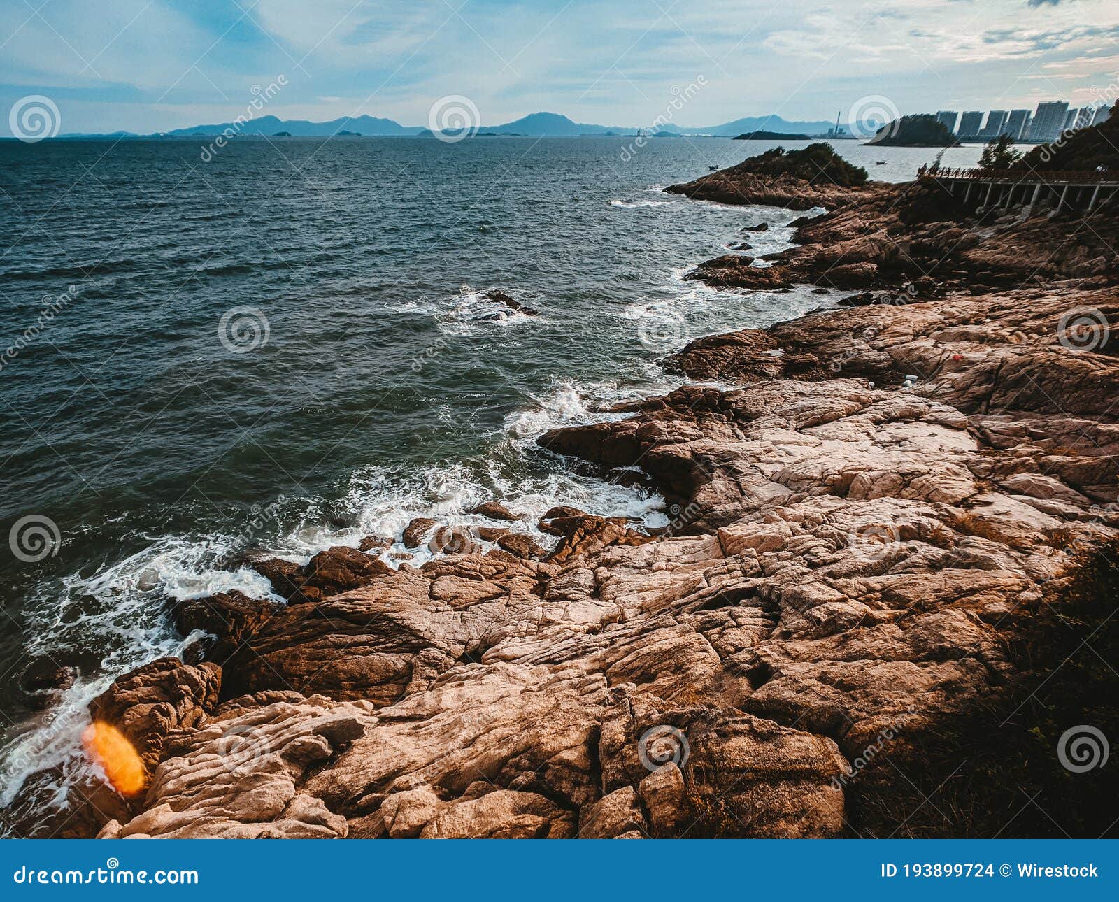 Playa Rocosa Y Mar Ondulado Foto de archivo - Imagen de rocas, océano ...