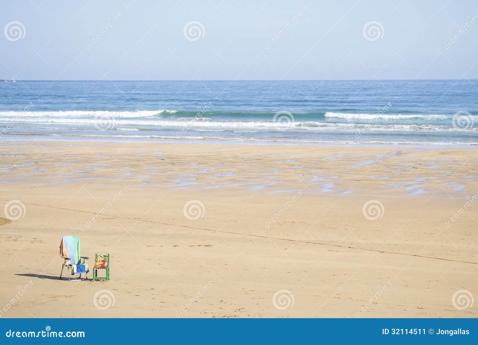 Playa sola imagen de archivo. Imagen de playa, ondas - 32114511