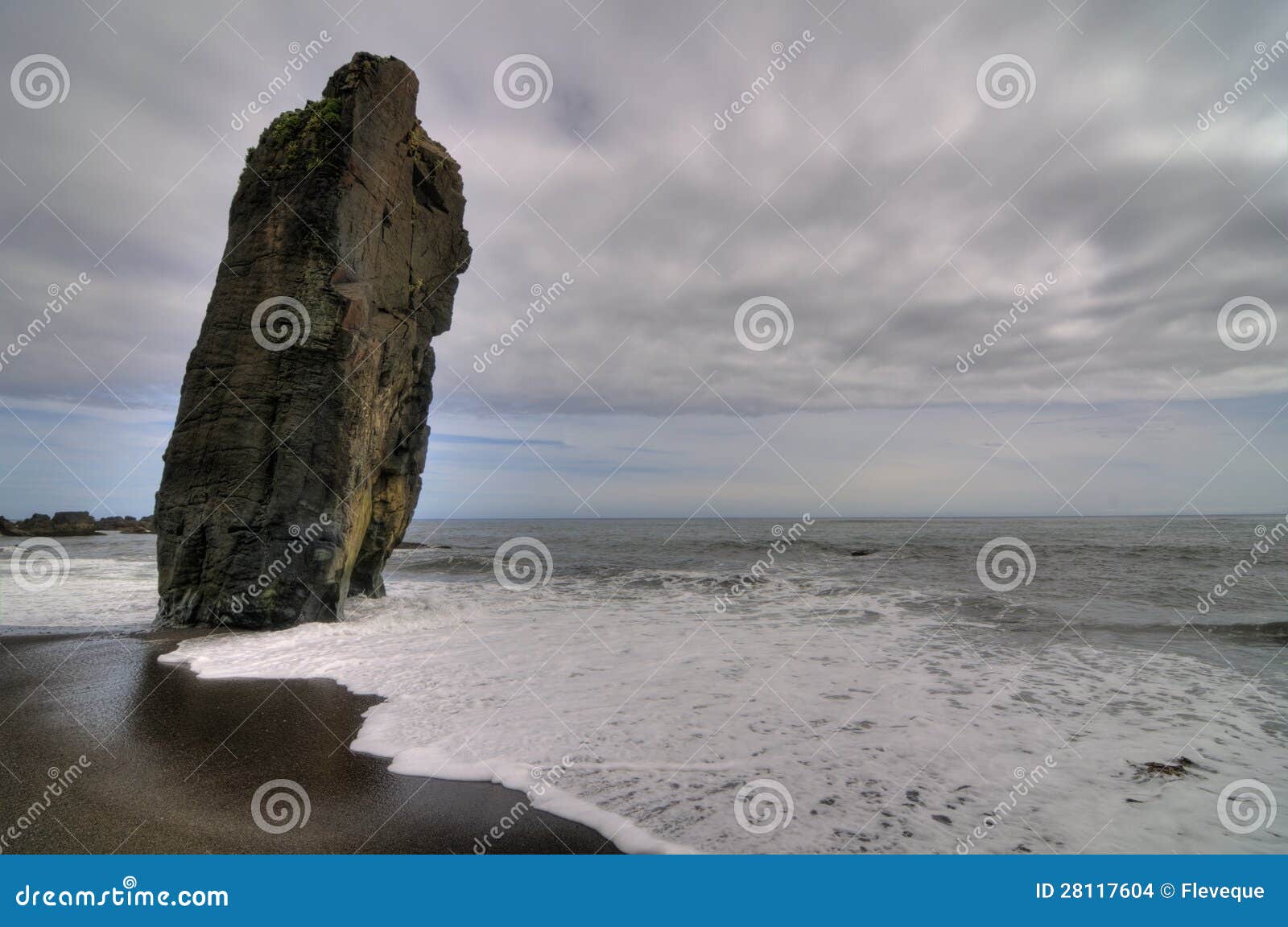 Playa Sola Con Una Roca Inclinada Grande Foto de archivo - Imagen de ...