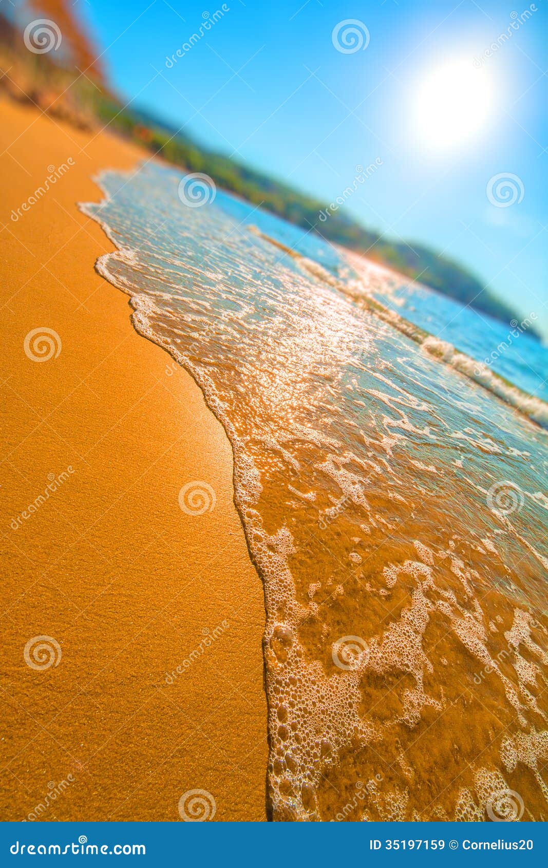 Playa soleada imagen de archivo. Imagen de coastline - 35197159