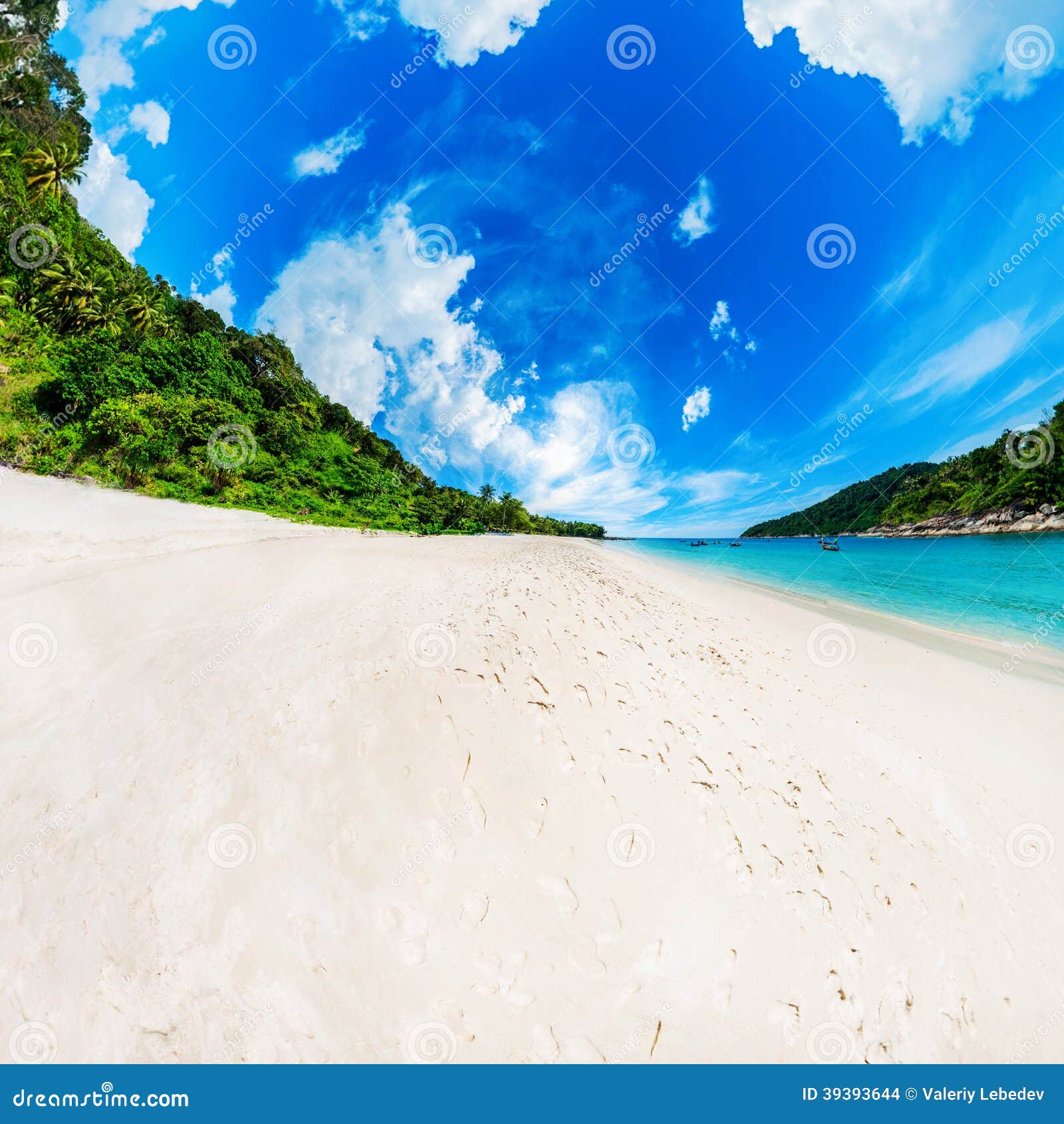 Playa soleada foto de archivo. Imagen de chapoteo, arena - 39393644