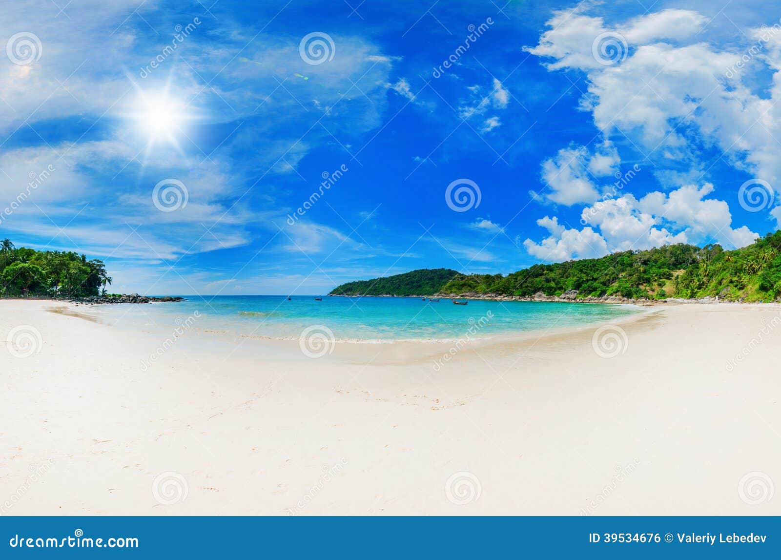 Playa soleada foto de archivo. Imagen de costa, azul - 39534676