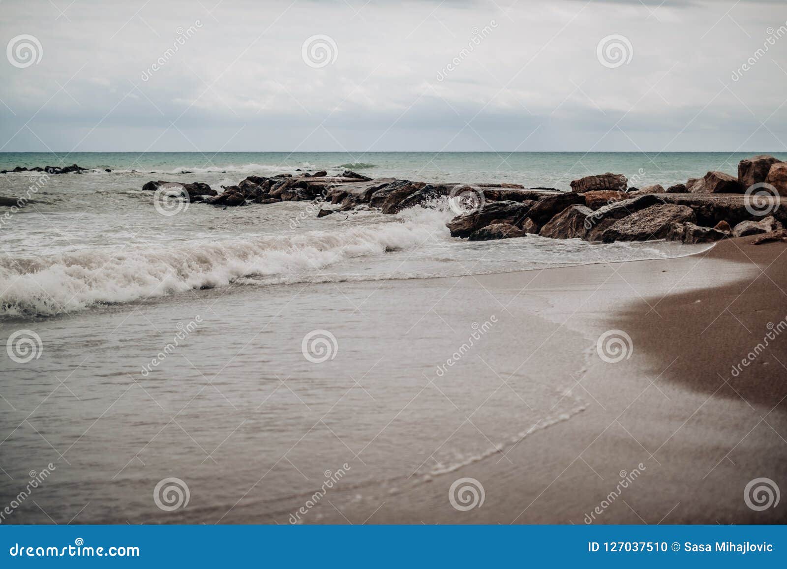 Playa Tempestuosa Con El Acercamiento De Las Ondas Foto de archivo ...