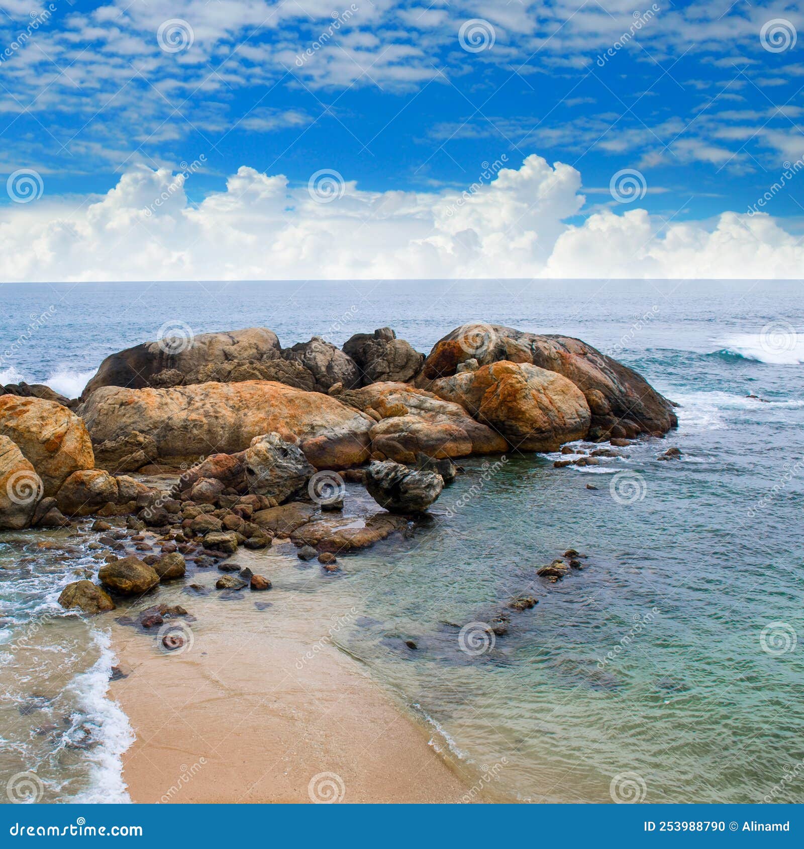 Playa Tropical Con Rocas Y Bellas Olas Foto de archivo - Imagen de ...