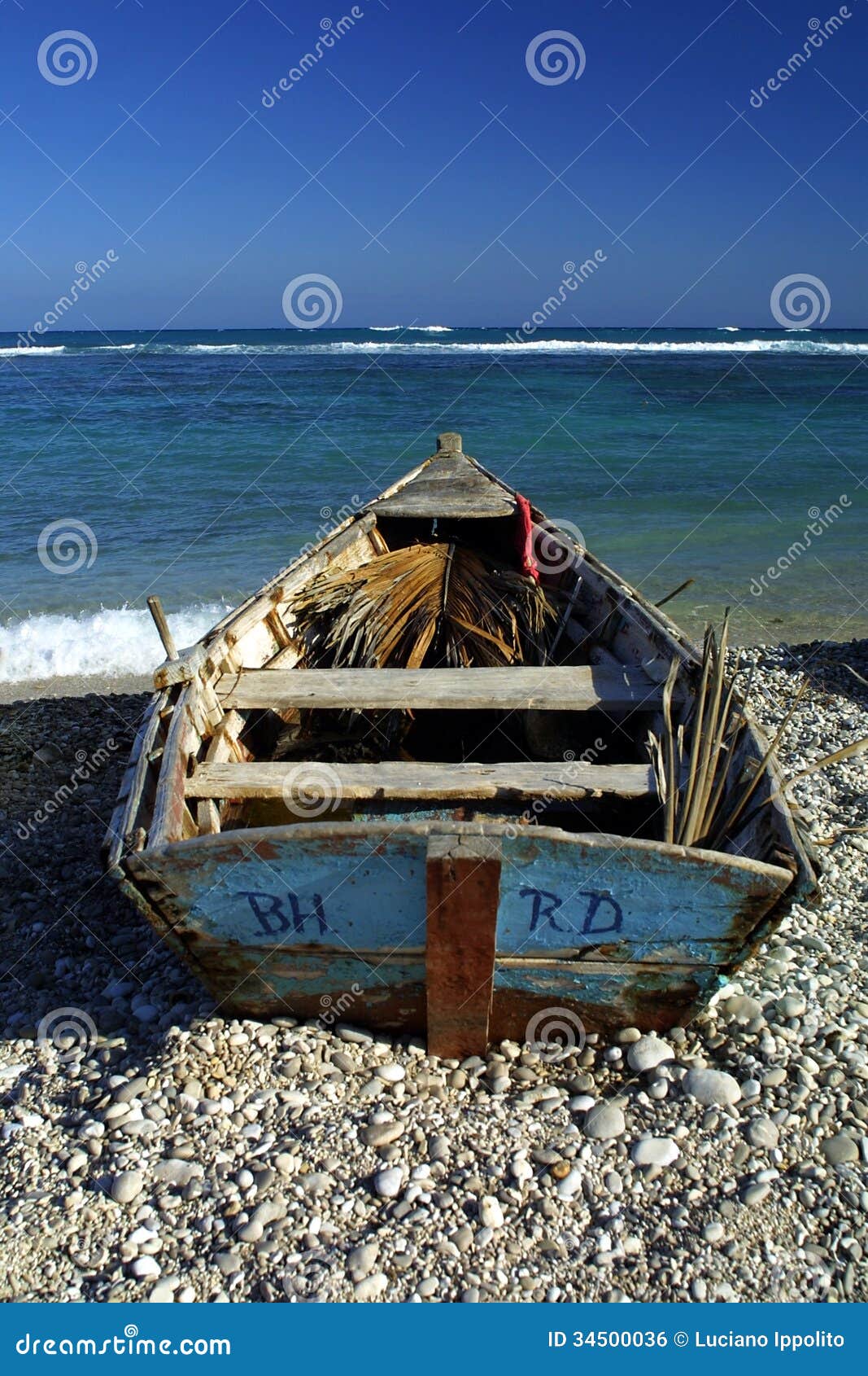 Playa Tropical Con Un Barco Foto de archivo - Imagen de nubes, playa ...