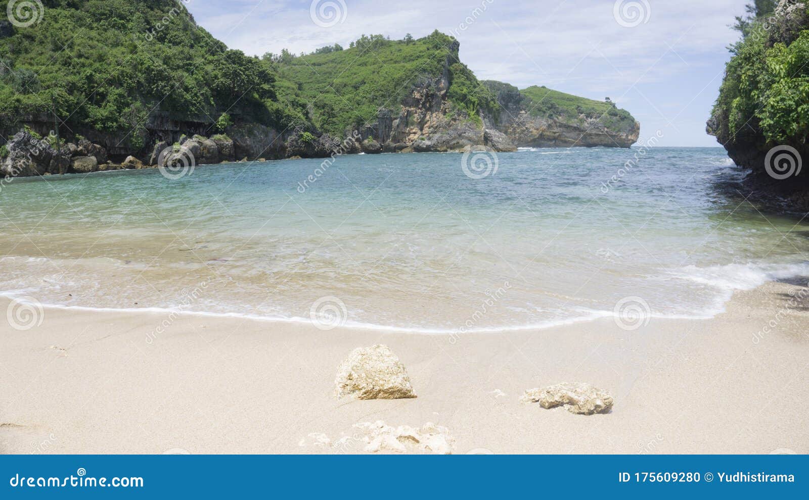 Playa tropical en java foto de archivo. Imagen de fondo - 175609280