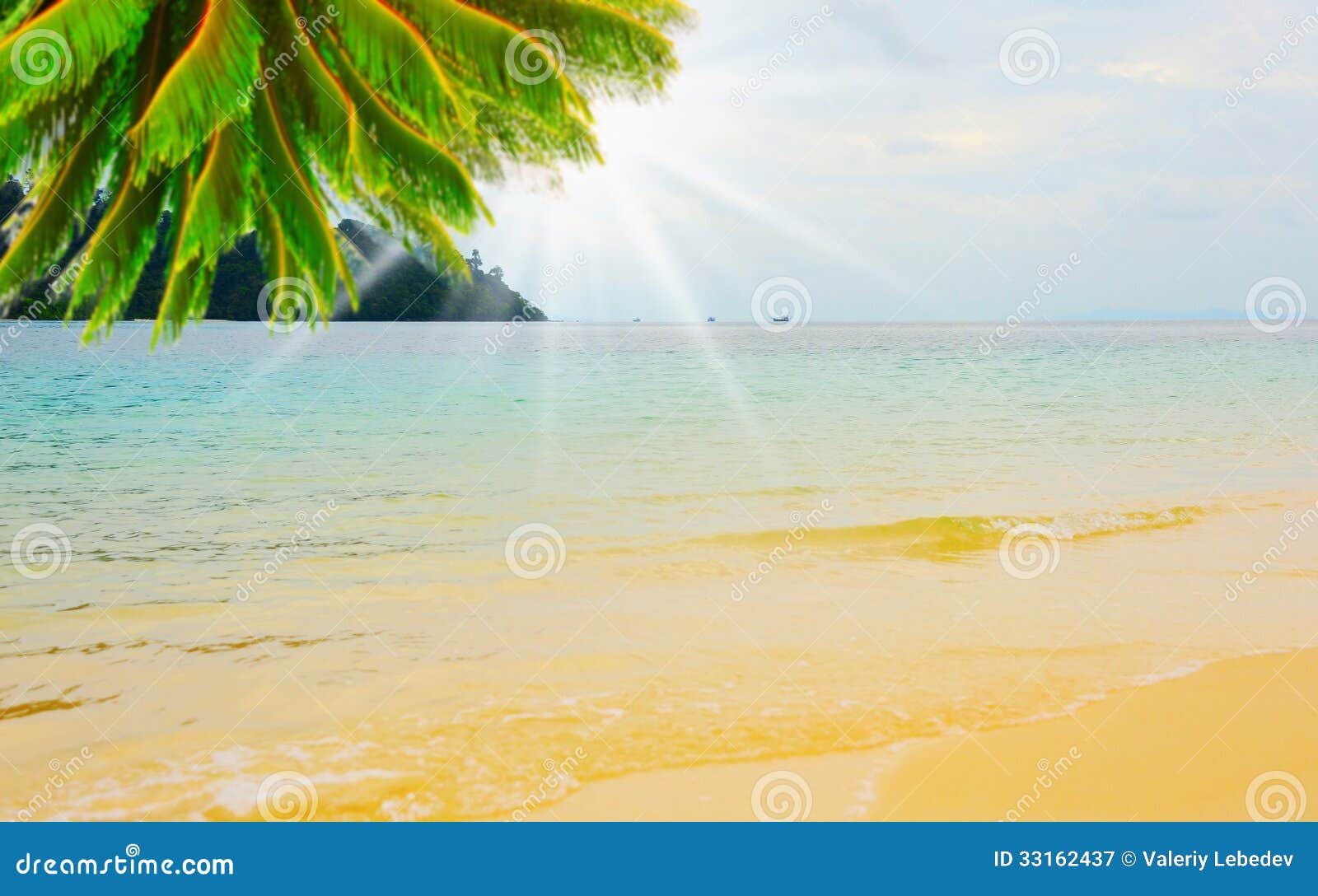 Playa Tropical Soleada En La Isla Imagen de archivo - Imagen de ...