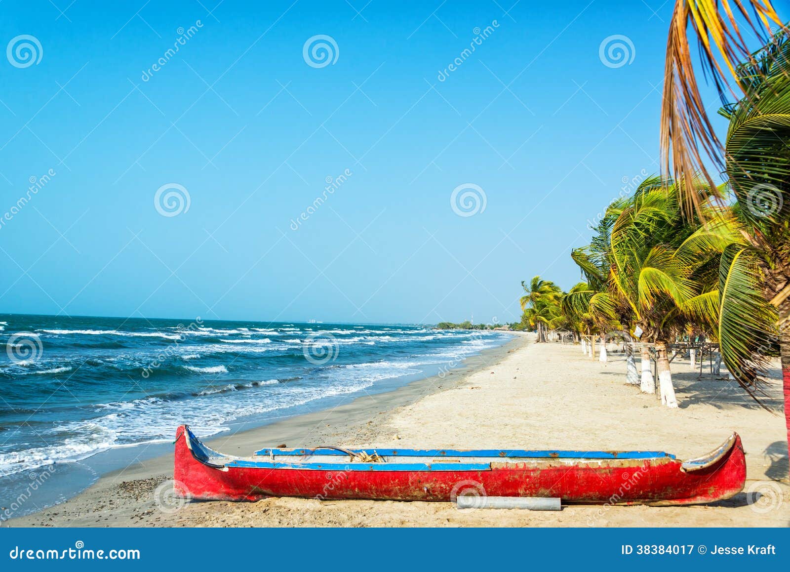 Playa y canoa roja imagen de archivo. Imagen de recorrido - 38384017