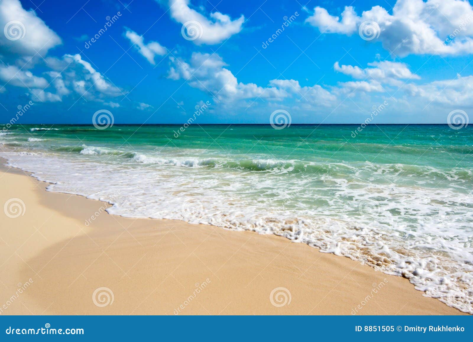 Playa y mar hermosos imagen de archivo. Imagen de costa - 8851505