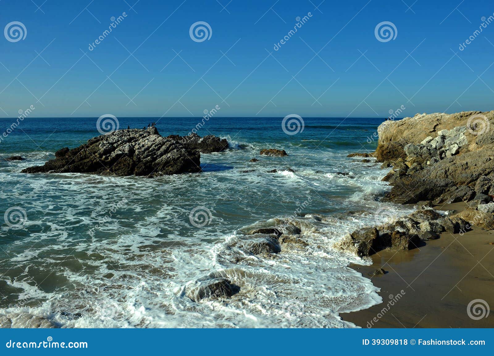 Playa y rocas de la costa foto de archivo. Imagen de postal - 39309818