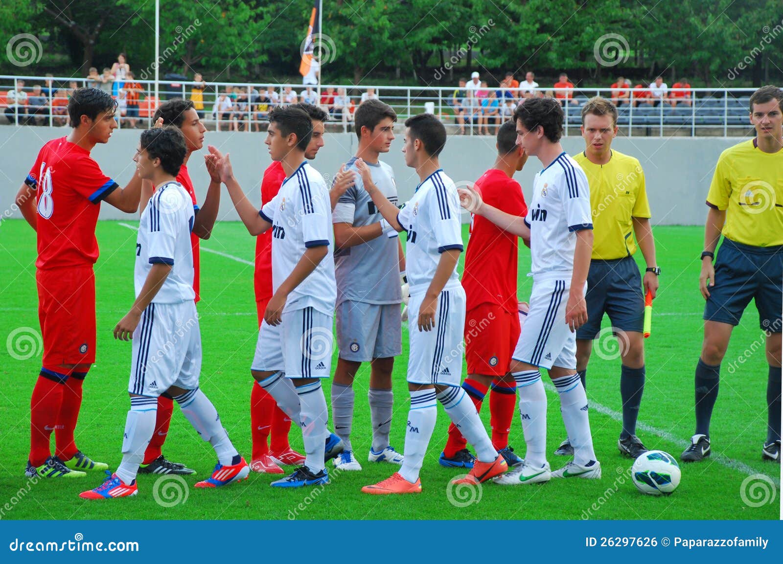 Players welcome each other editorial photo. Image of crowd - 26297626