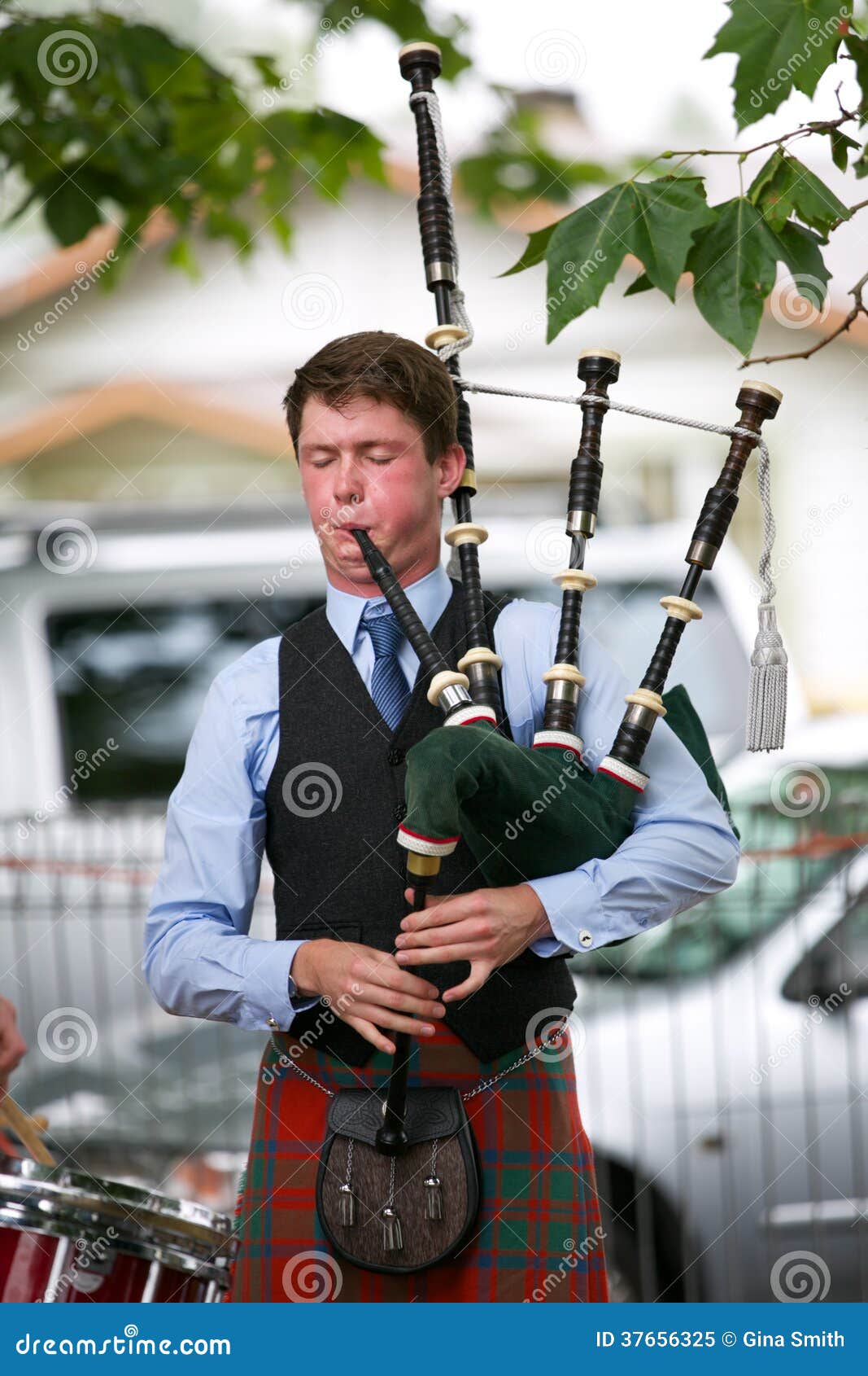 Playing the bag pipes. editorial image. Image of performers - 37656325