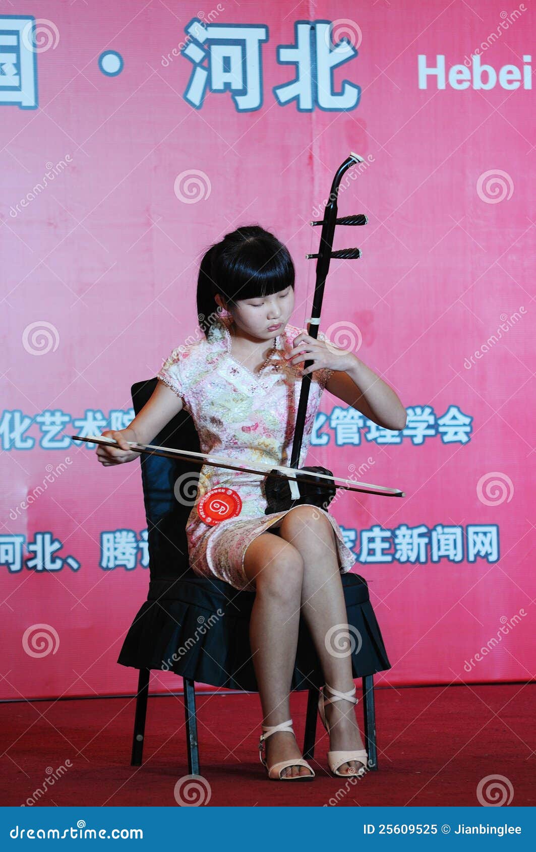 Playing the erhu girl editorial image. Image of program - 25609525