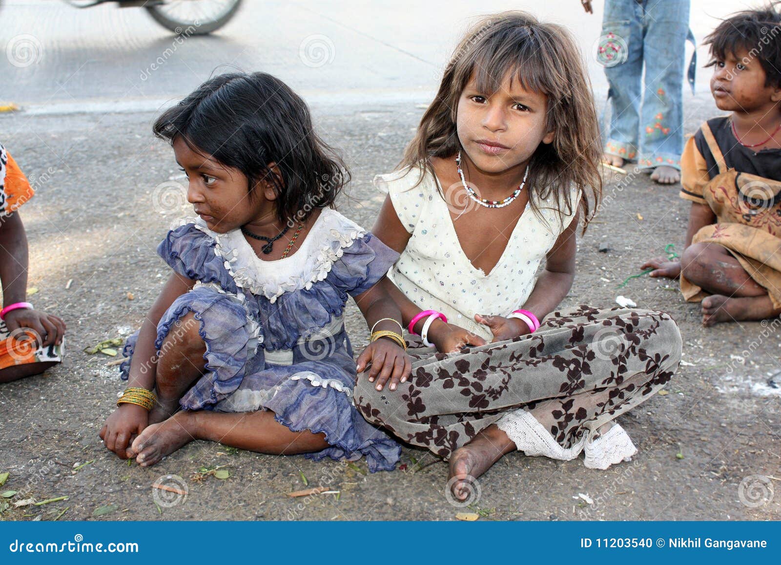 Playtime in der Armut stockfoto. Bild von zicklein, hilflos - 11203540