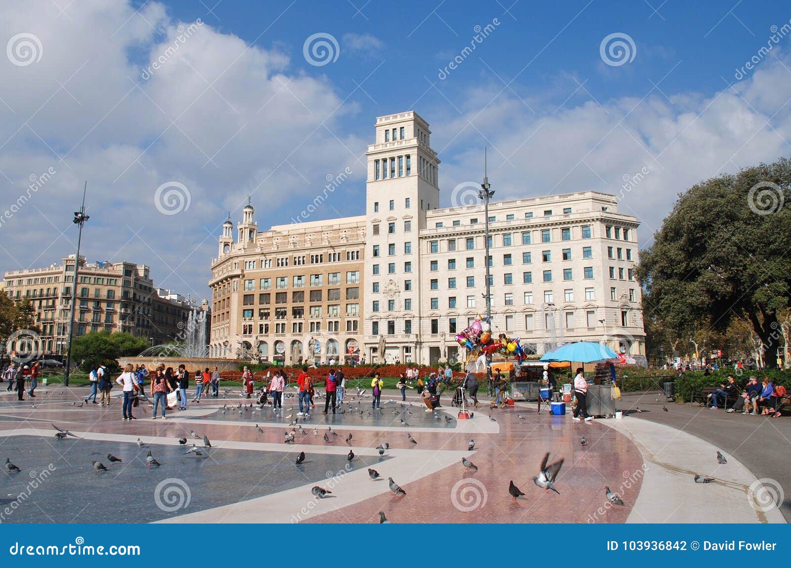 Plaza De Catalogne, Barcelone Photographie éditorial - Image du pigeons ...