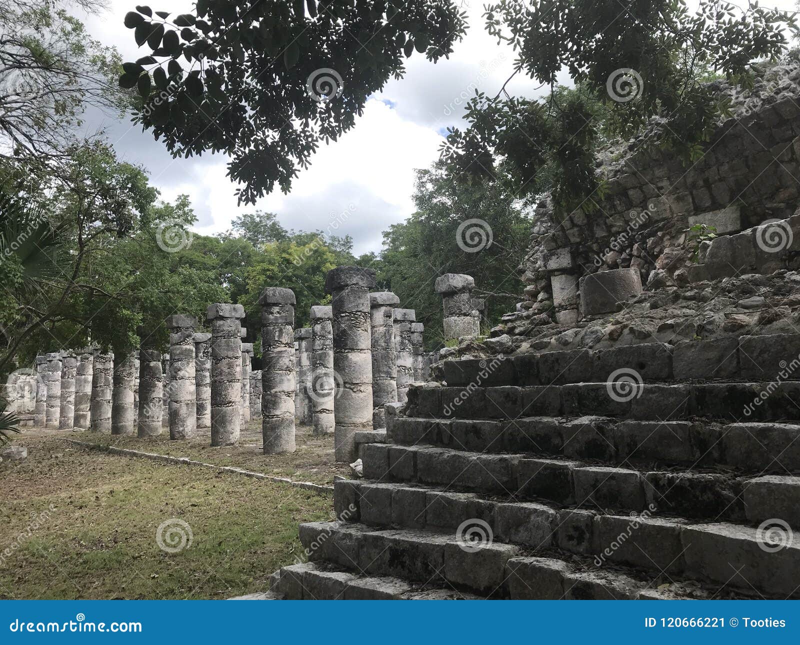 Plaza de mil columnas imagen de archivo. Imagen de méxico - 120666221