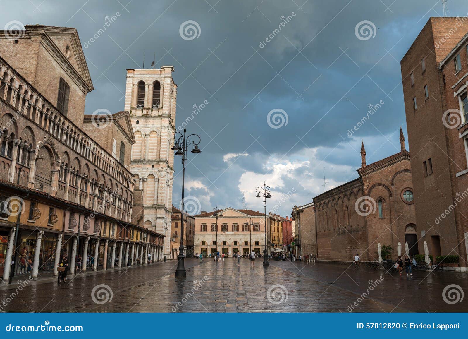 Plaza Na Baixa Da Cidade De Ferrara Imagem Editorial - Imagem de ...