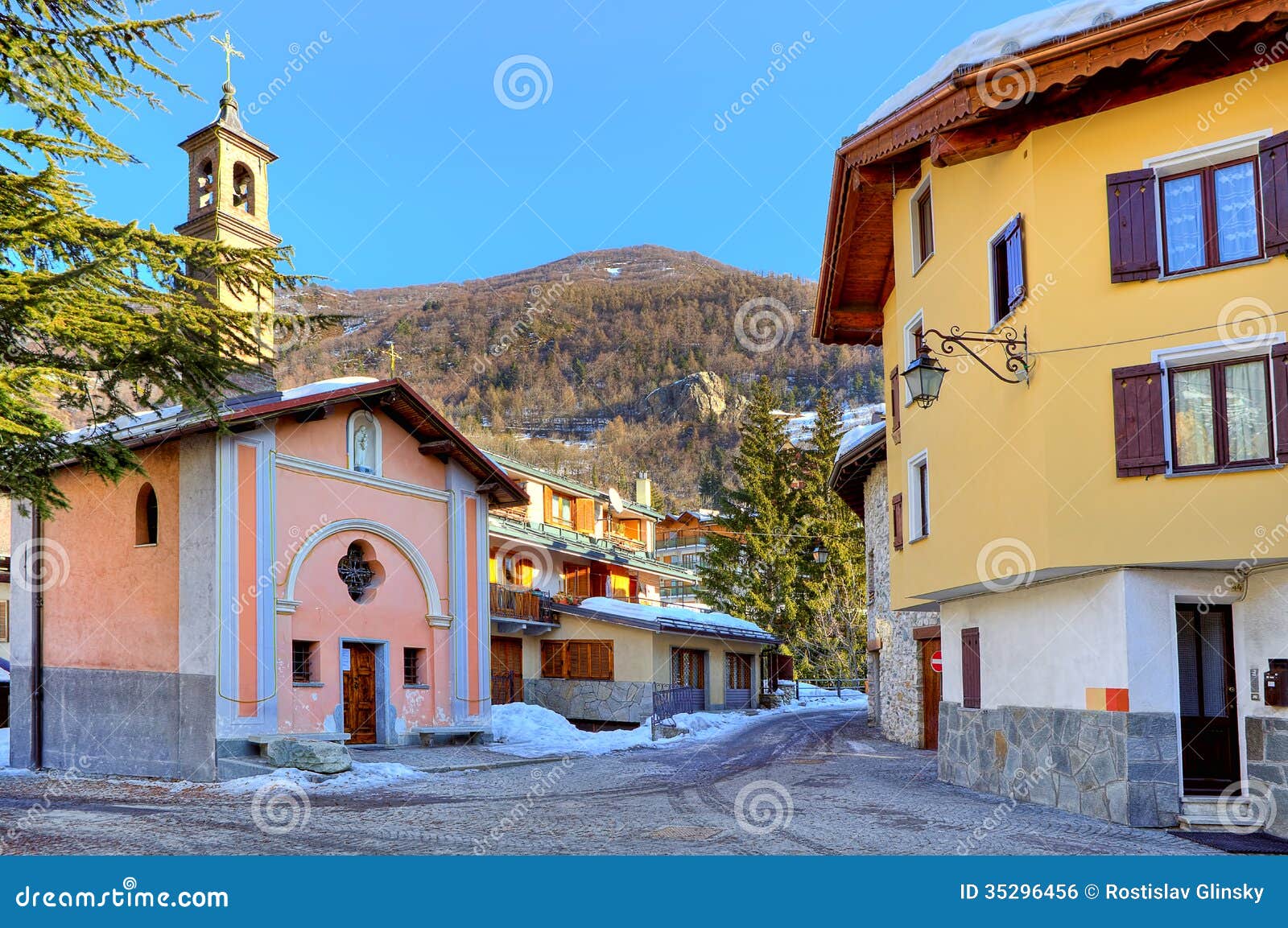 Plaza Y Pequeña Capilla En Limone Piemonte. Foto de archivo - Imagen de ...
