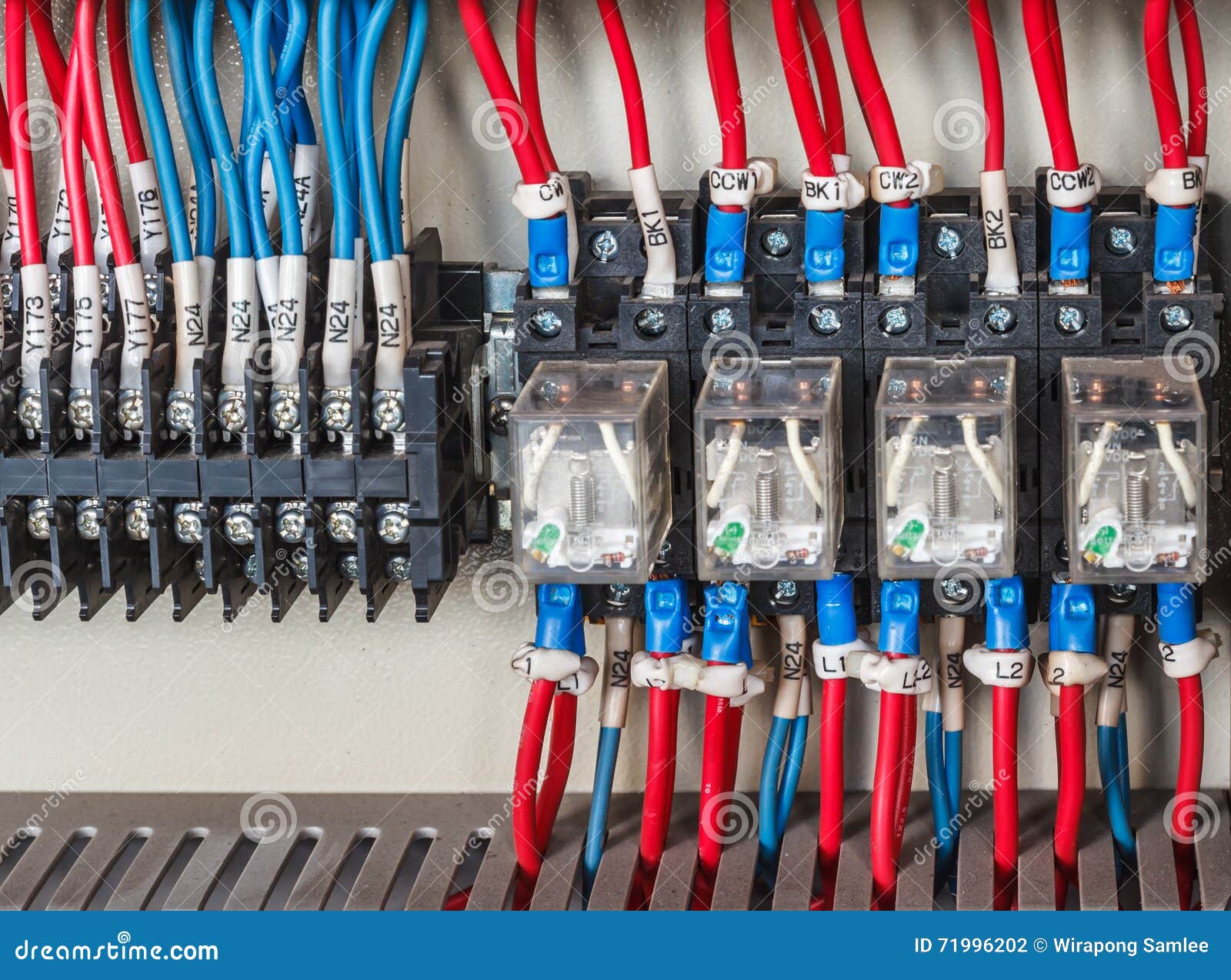 PLC del cableado foto de archivo. Imagen de eléctrico - 71996202
