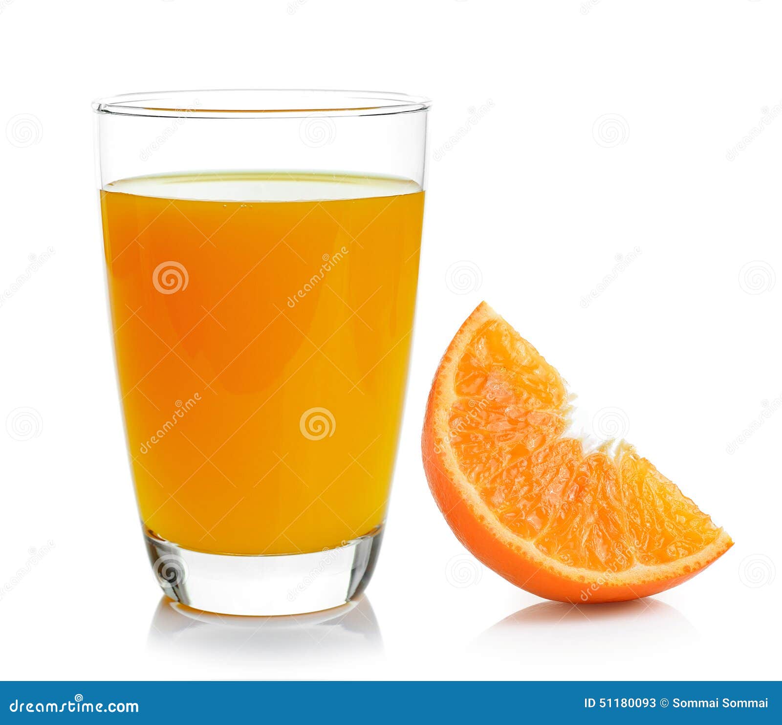 Plein Verre De Jus D'orange Et D'orange Image stock - Image du orange ...