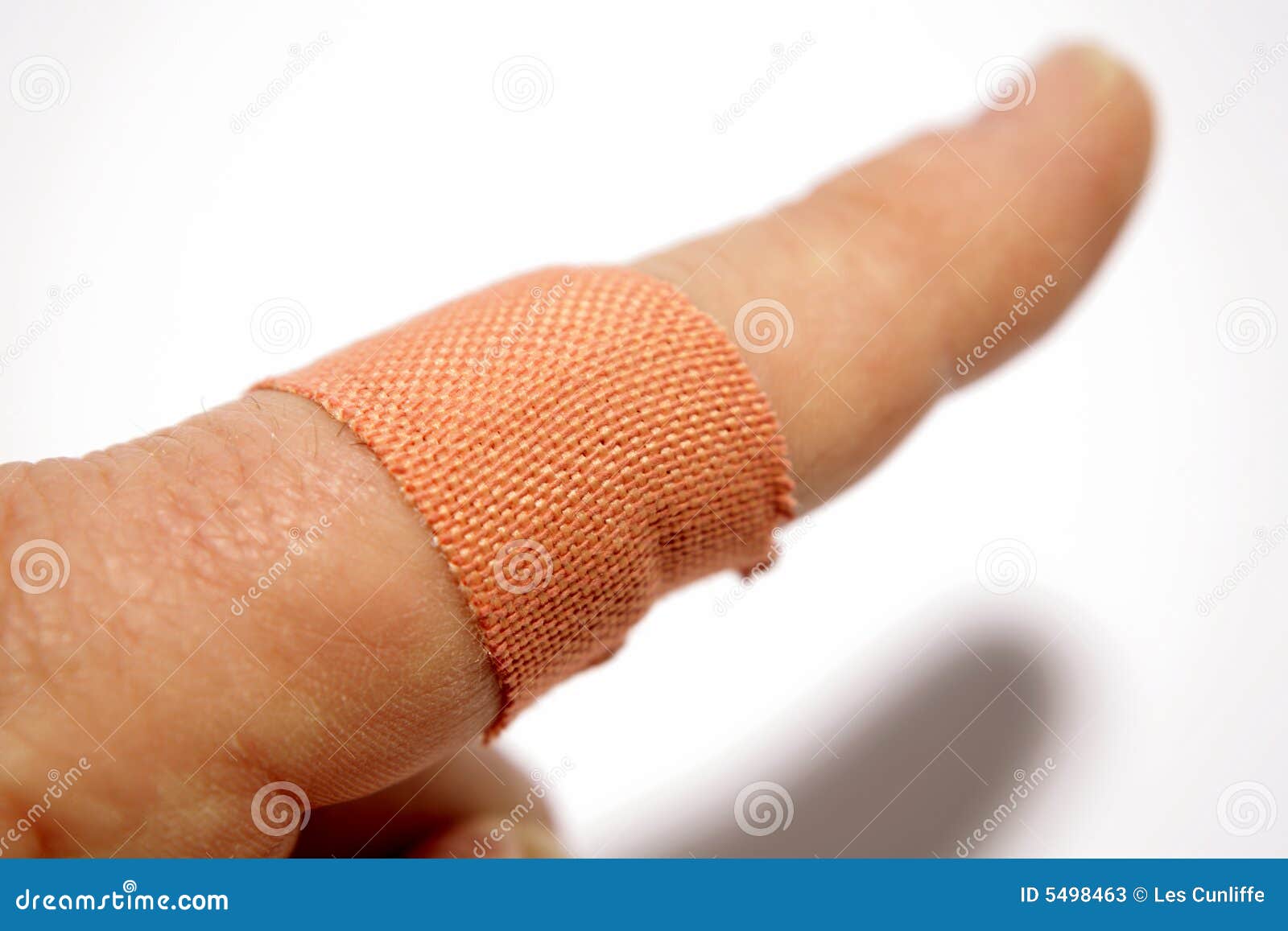 Pleister op vinger stock afbeelding. Image of geneeskunde - 5498463
