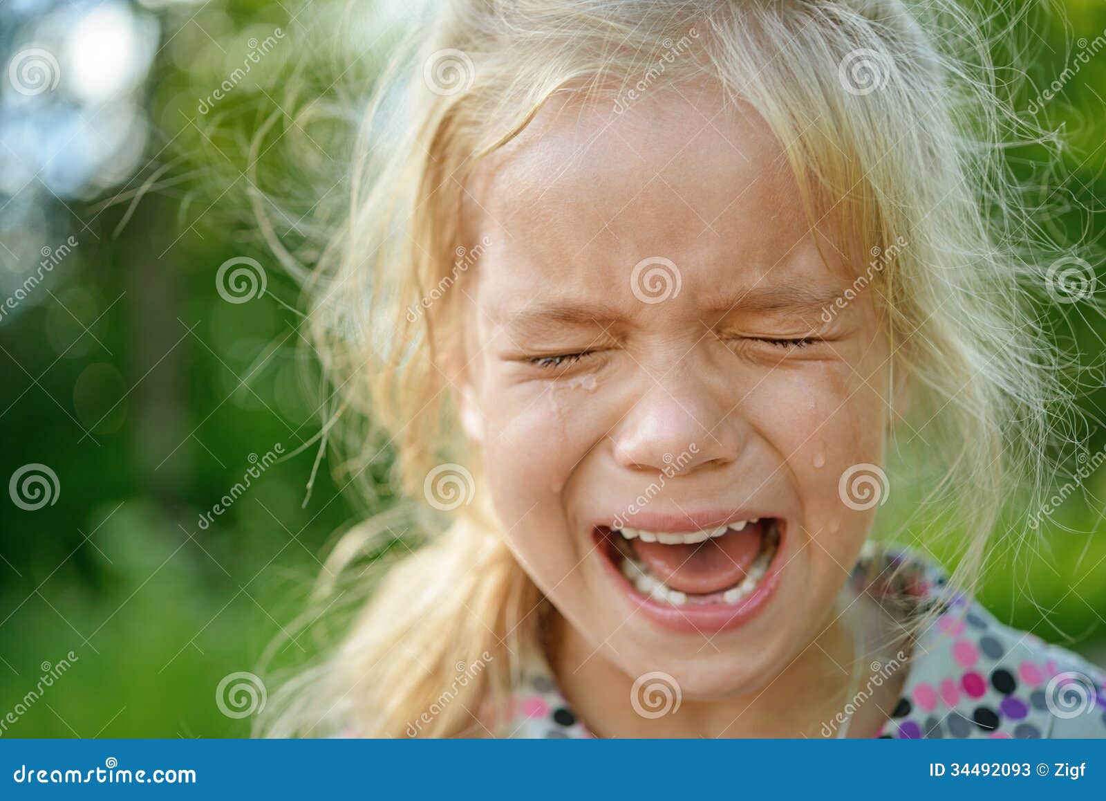 Pleurer Triste De Petite Fille Image stock - Image du querelle, humain ...