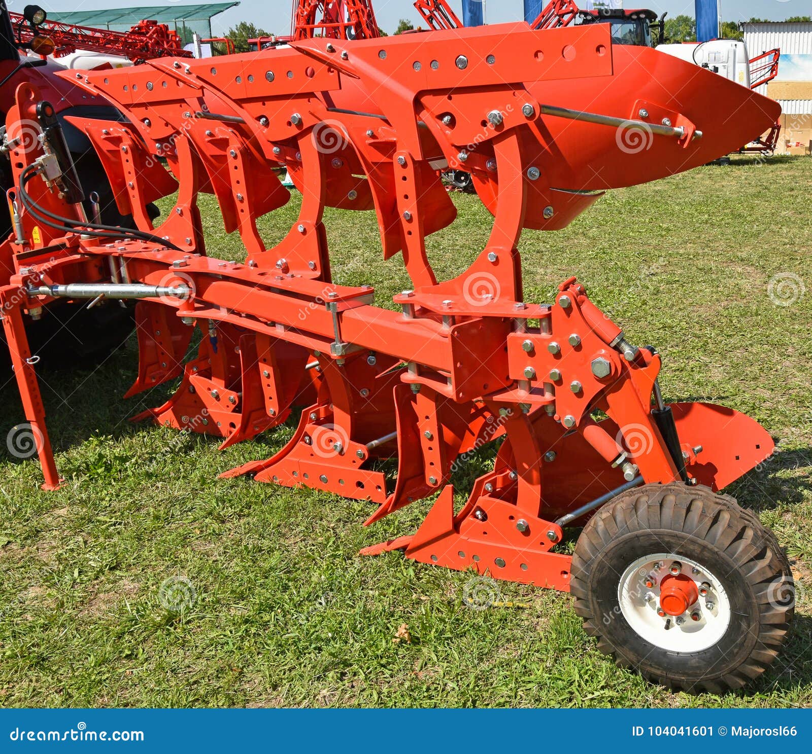 Ploegende landbouwmachines stock afbeelding. Image of ploeg - 104041601