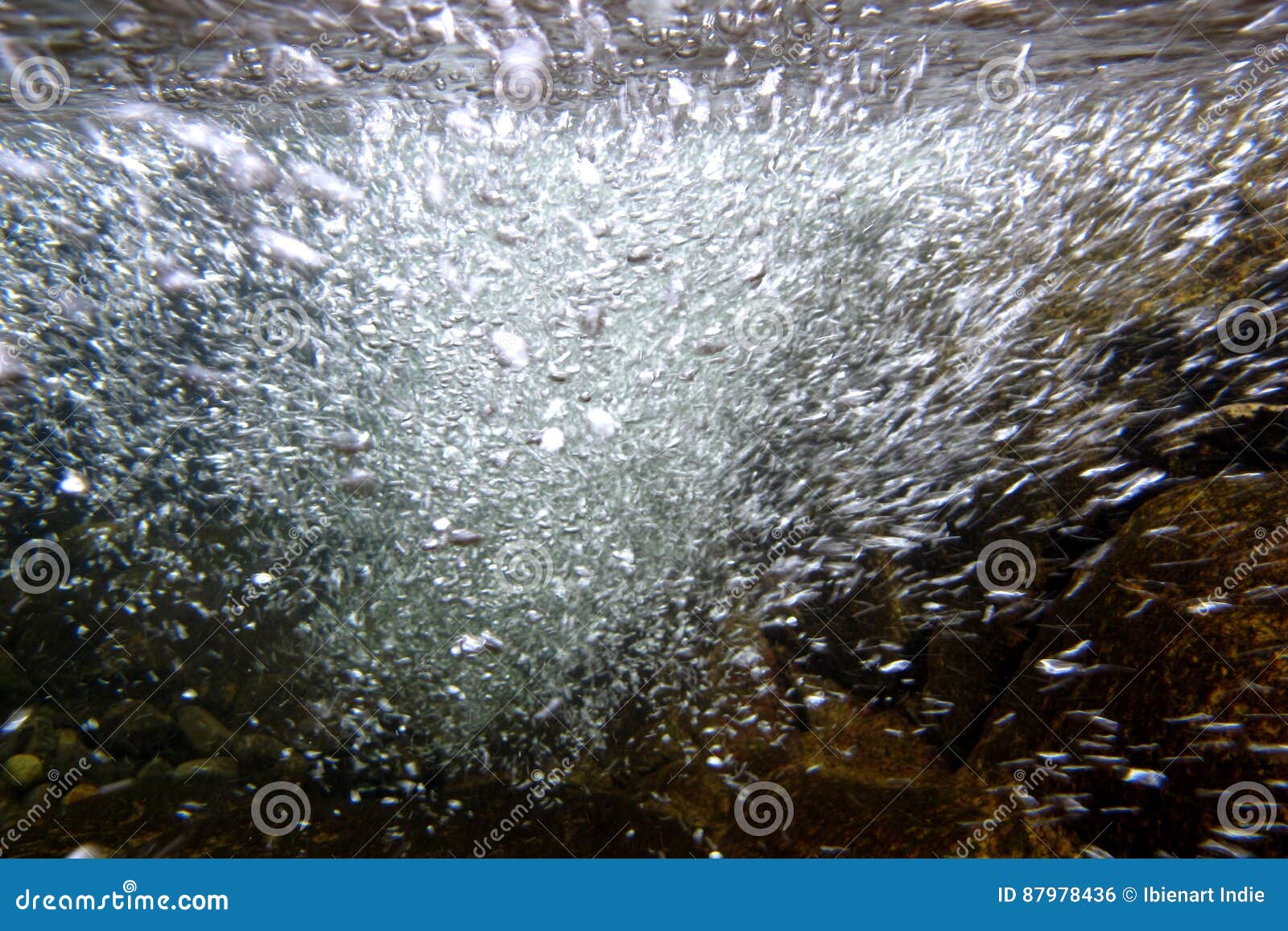 Ploeter Water Onder De Waterval Stock Foto - Image of water, beweging ...