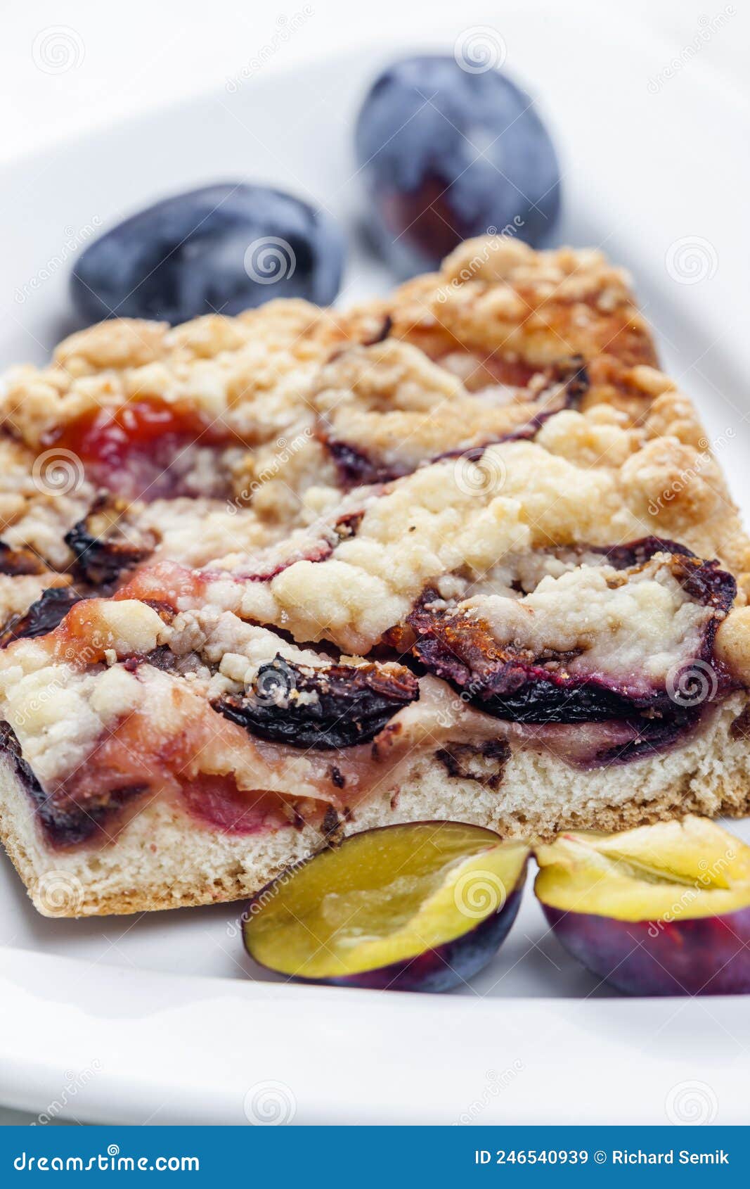 Plommonpaj Med Plommon Runt Fotografering för Bildbyråer - Bild av ...