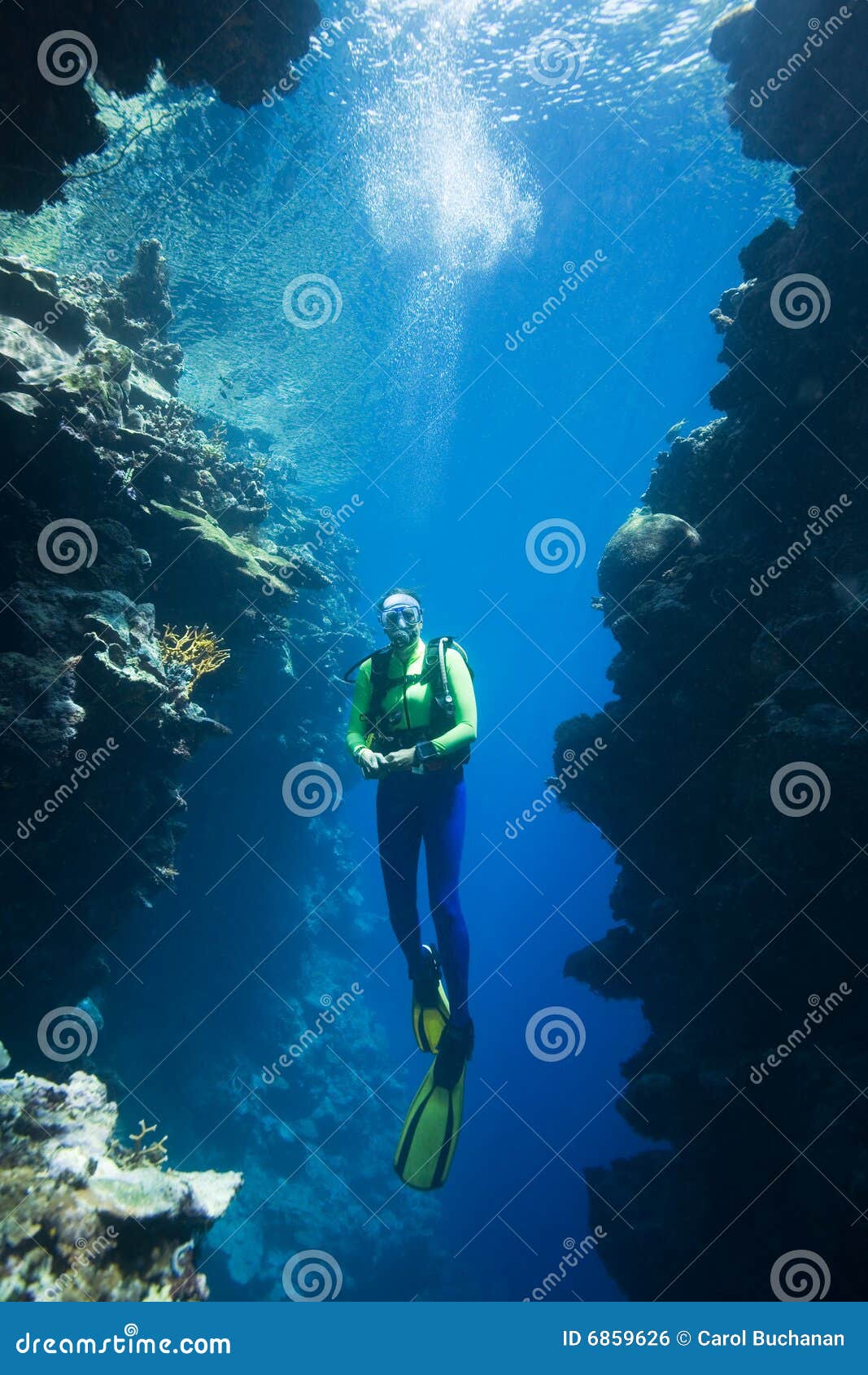 Plongeur Autonome Sous-marin Photo stock - Image du sunlight, coloré ...