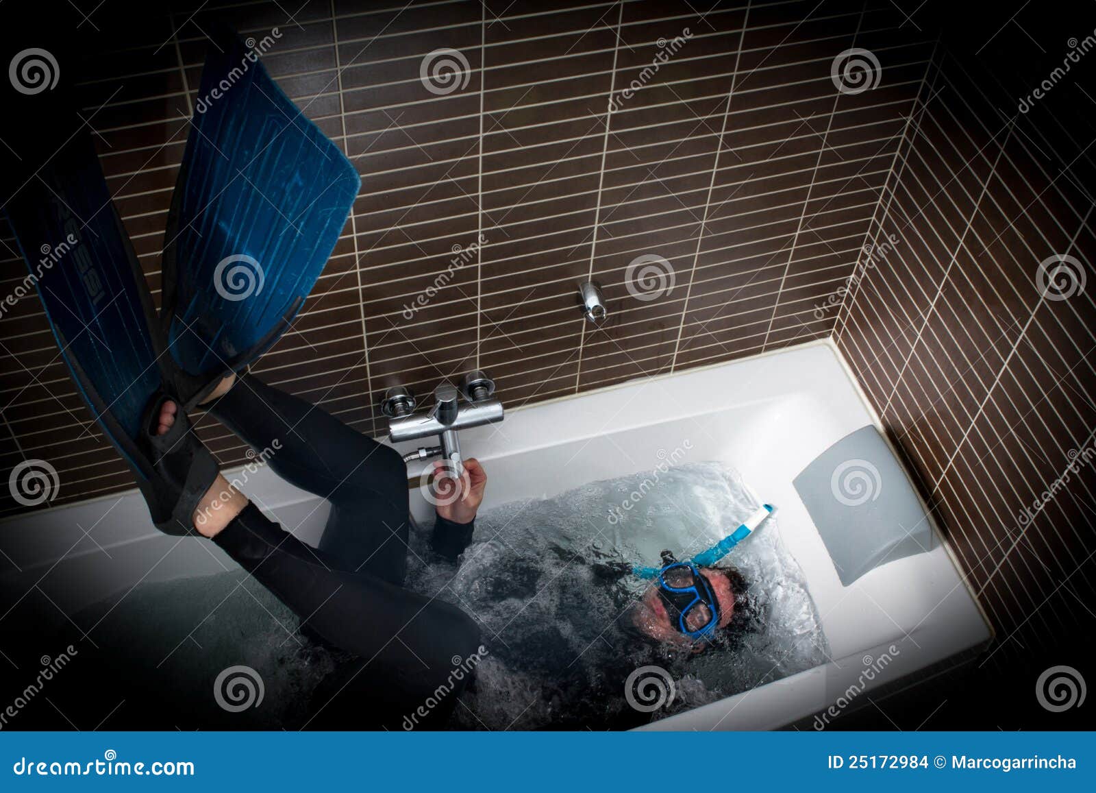 Plongeur Dans Une Submersion Bizarre Photo stock - Image du bain ...
