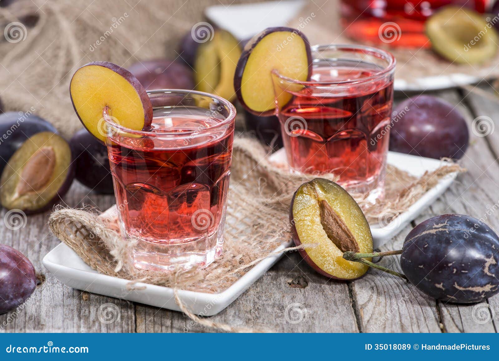 Plum Liqueur imagem de stock. Imagem de doce, delicioso - 35018089