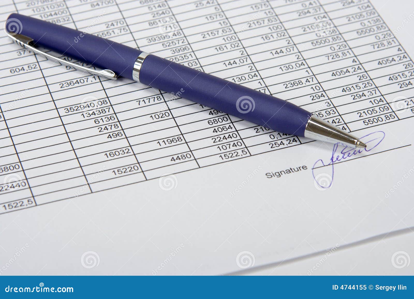 Pluma Azul En El Documento Firmado. Imagen de archivo - Imagen de ...